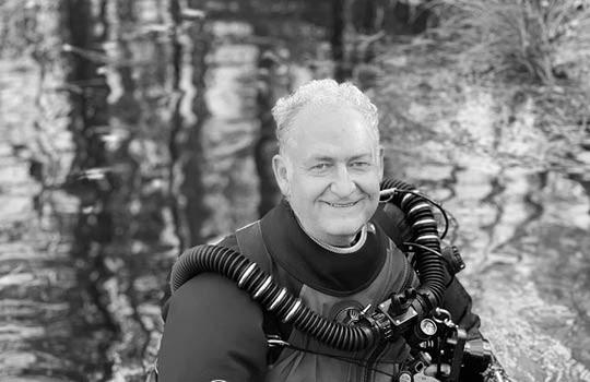 Collaboratori internazionali: Doug G., Chief Trust Officer